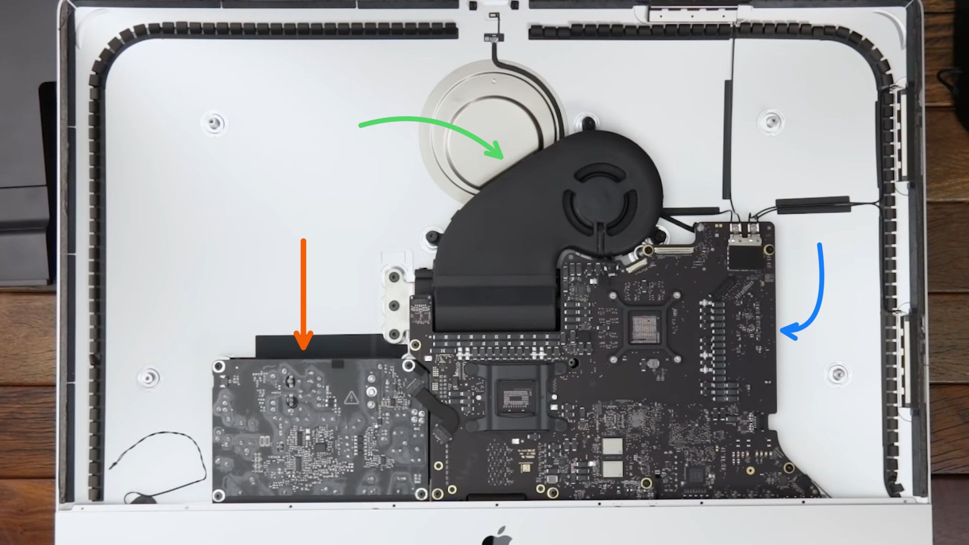 L'absence de disque dur laisse un grand vide à l'intérieur des iMac 27 ...