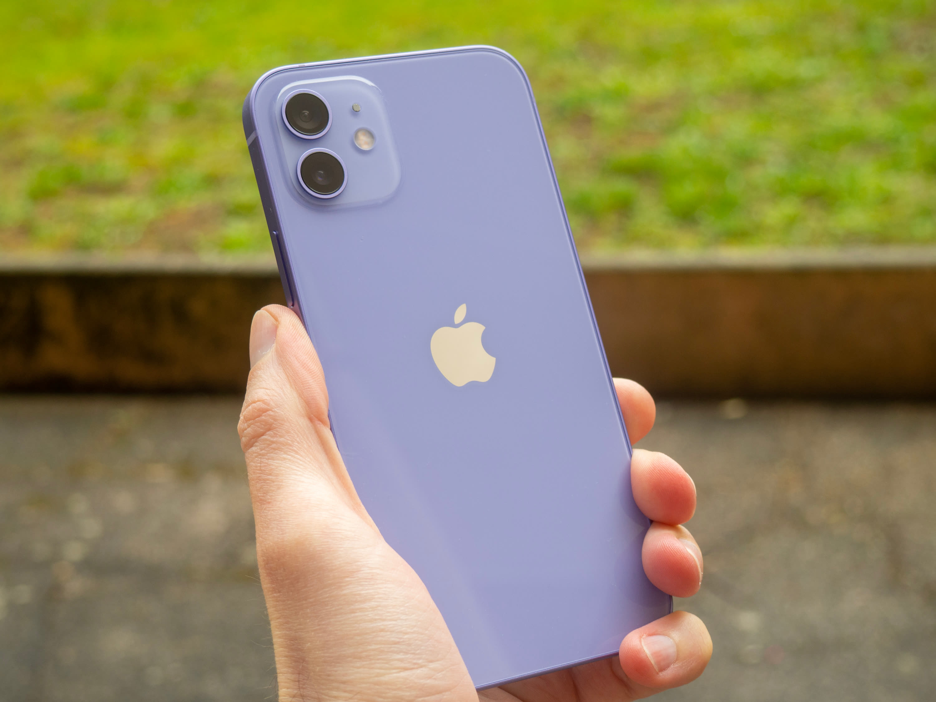 Aperçu de l'iPhone 12 mauve et des coques violettes - iGeneration