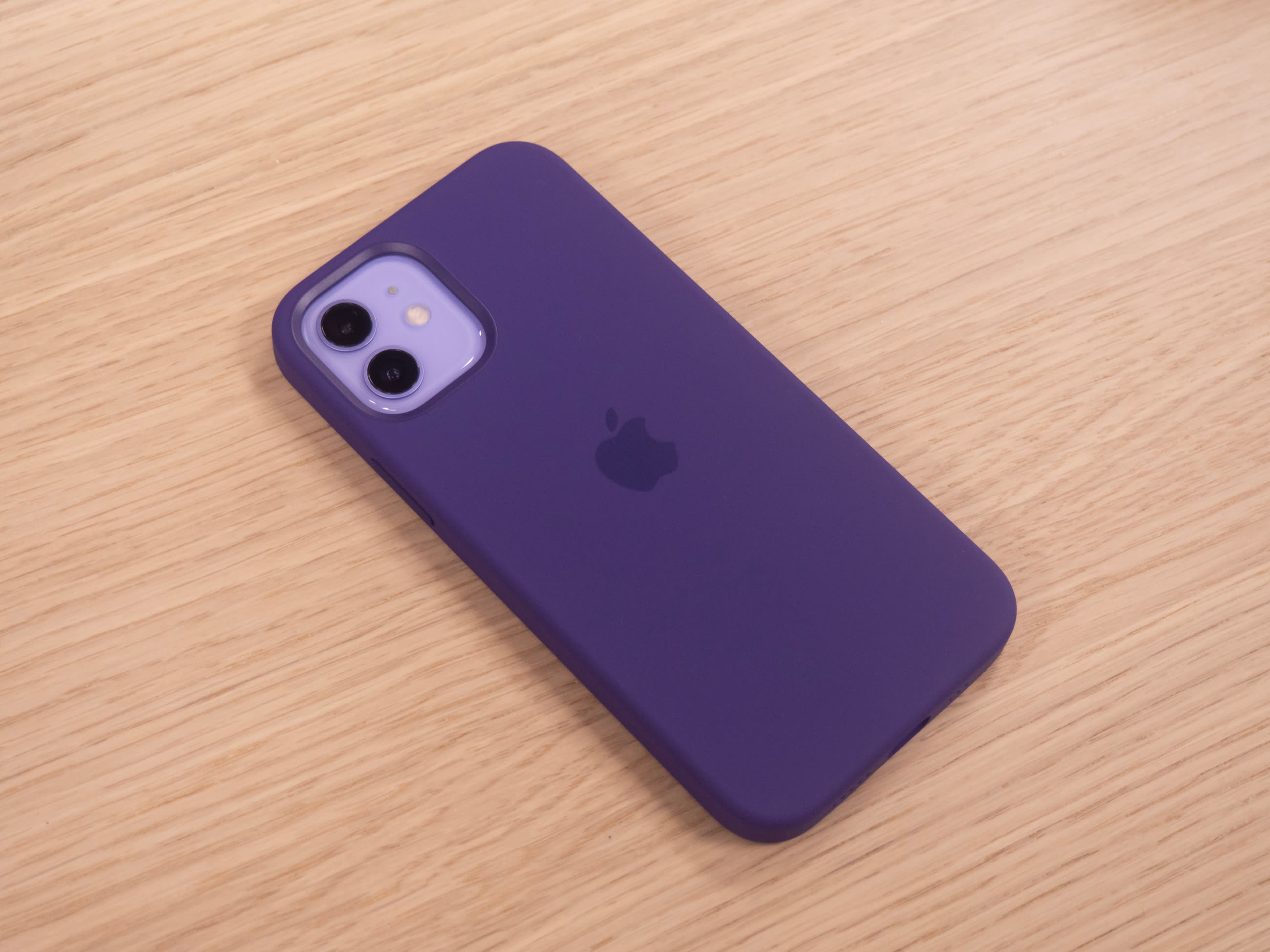 Aperçu de l'iPhone 12 mauve et des coques violettes - iGeneration