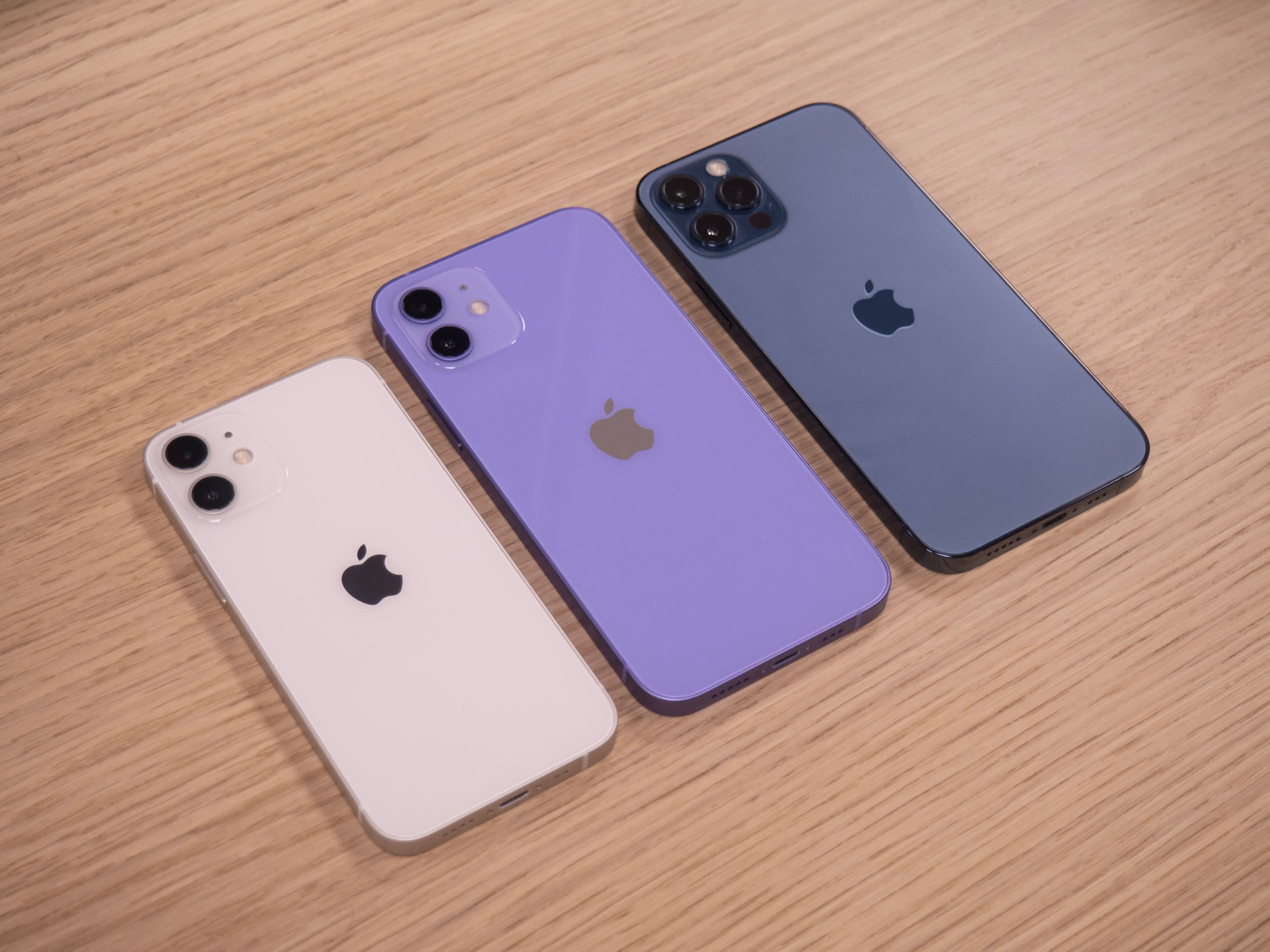Aperçu de l'iPhone 12 mauve et des coques violettes - iGeneration