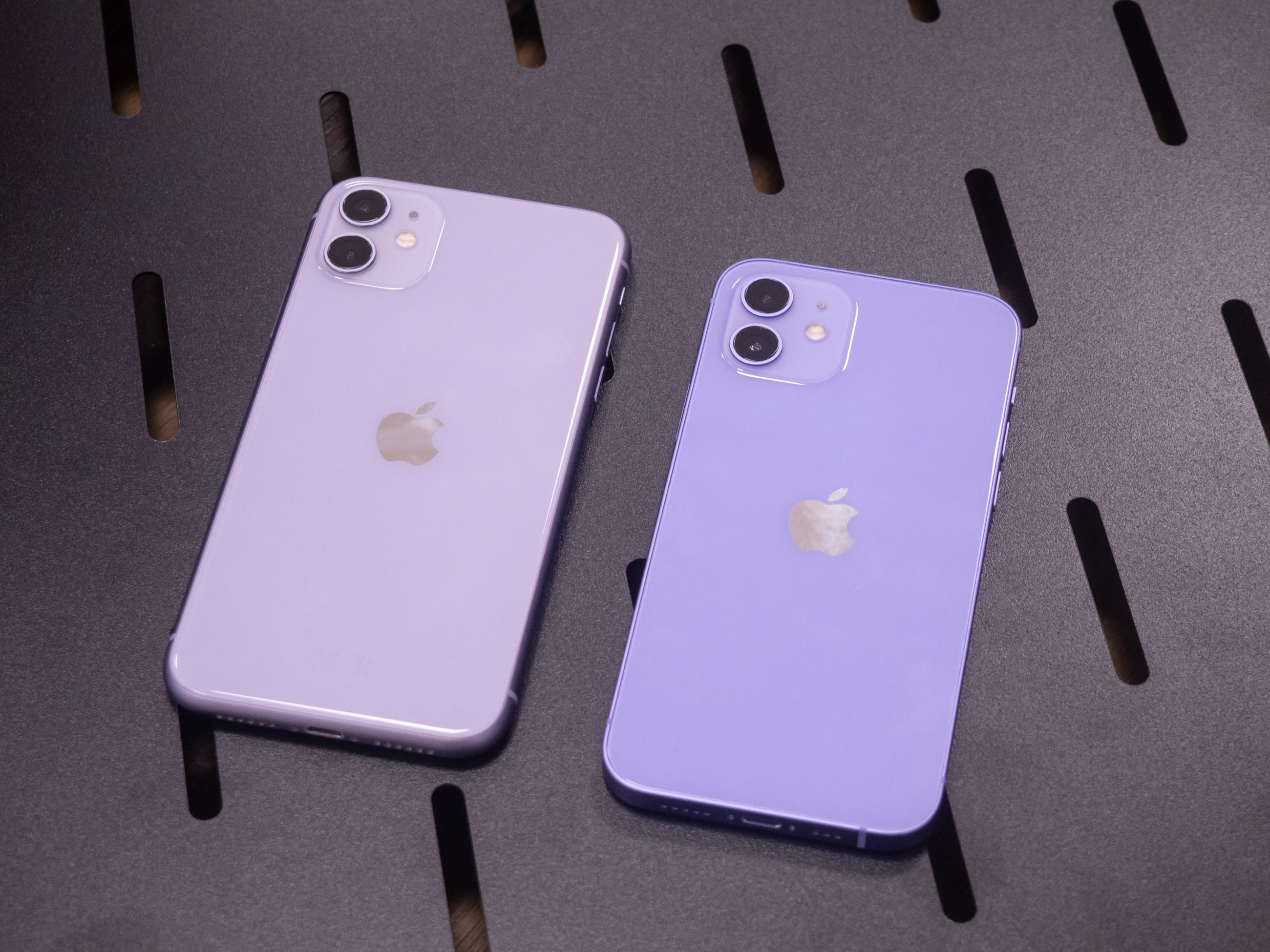 Aperçu de l'iPhone 12 mauve et des coques violettes - iGeneration