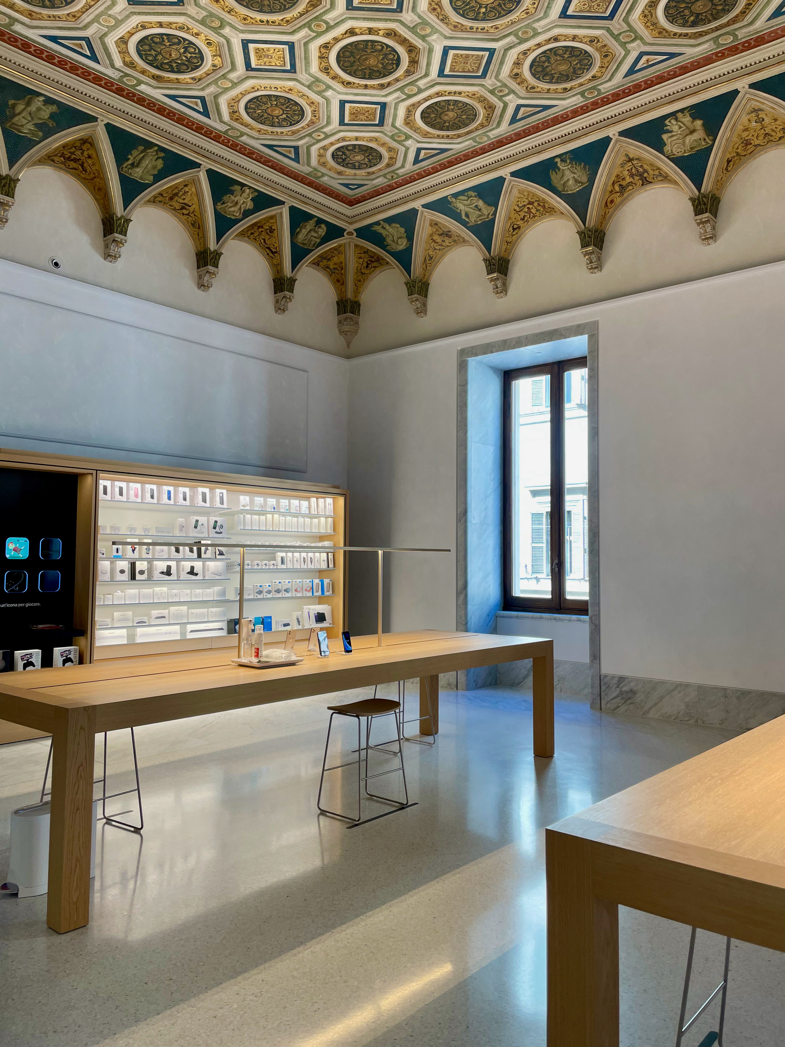 Visite guidée d'Apple Via del Corso, le somptueux Apple Store de Rome ...