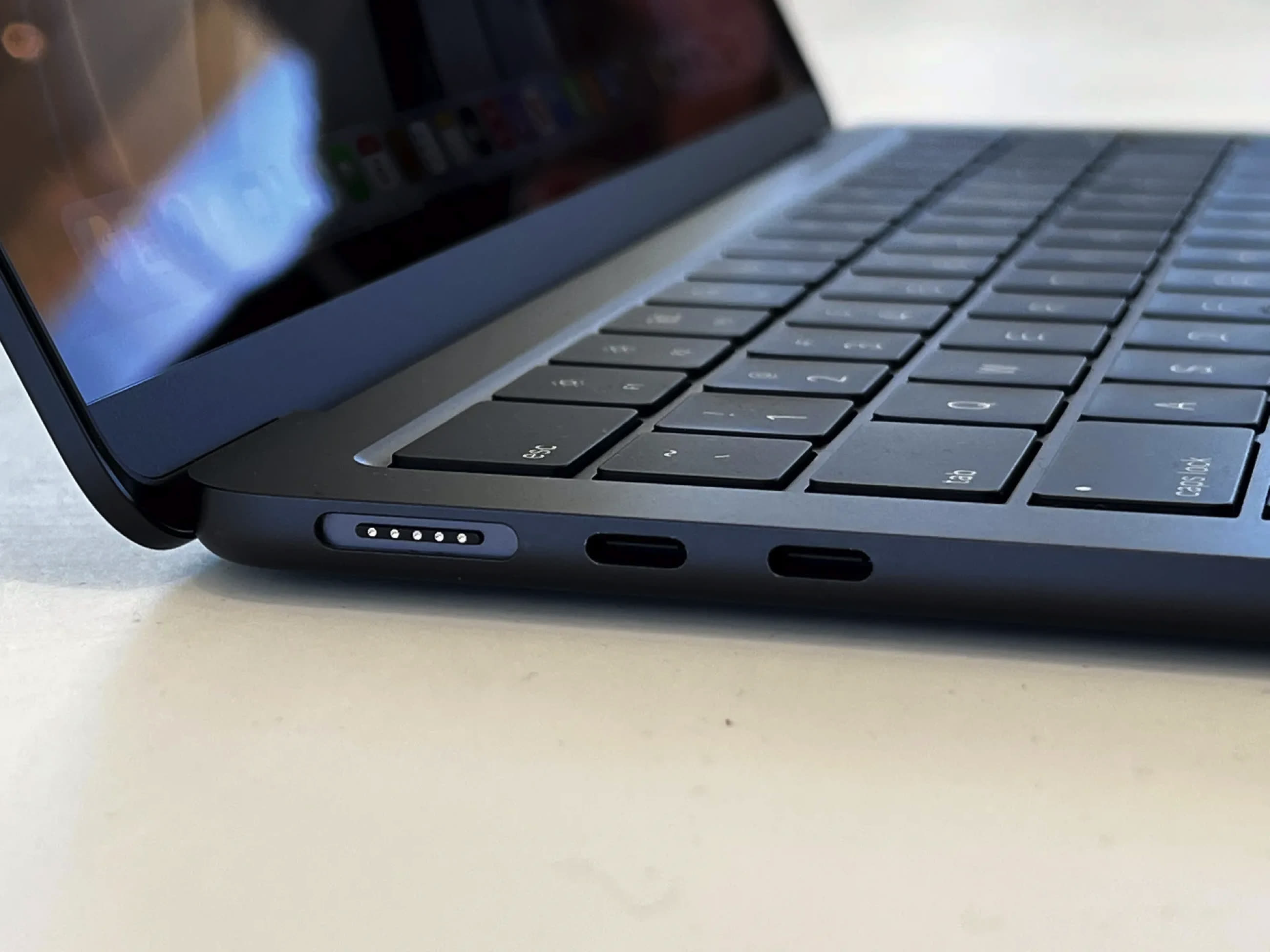 First photos of the new MacBook Air M2