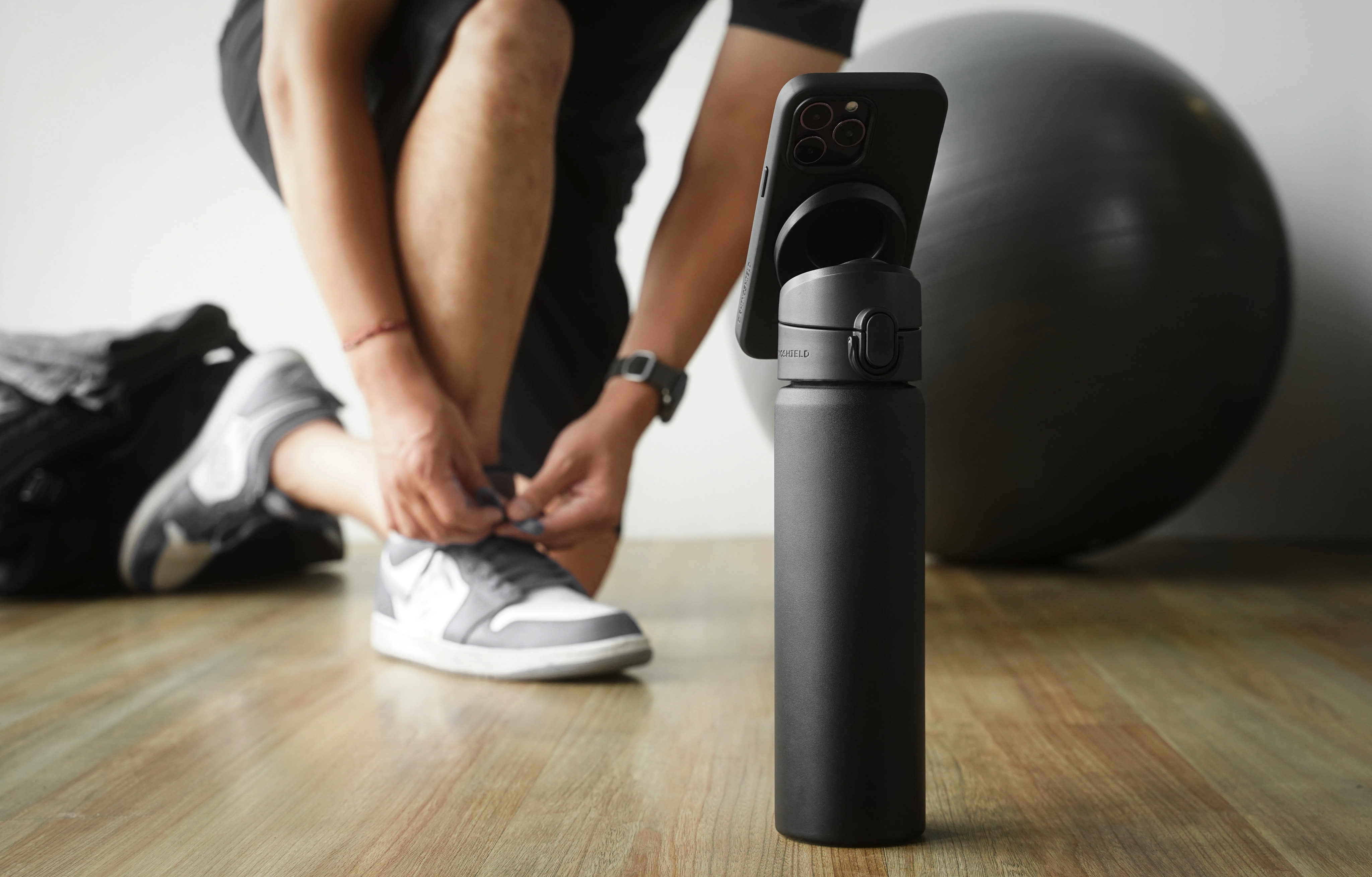 Gourde MagSafe Aquastand par RHINOSHIELD : restez connectés et hydratés avec style 📍 - MacGeneration