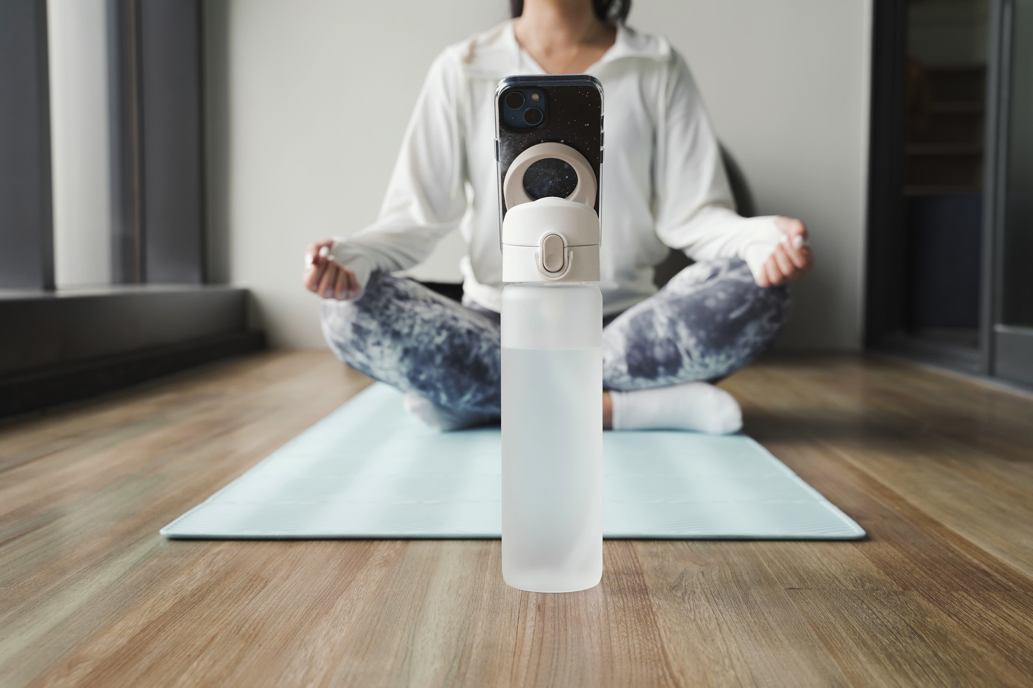 Gourde MagSafe Aquastand par RHINOSHIELD : restez connectés et hydratés ...