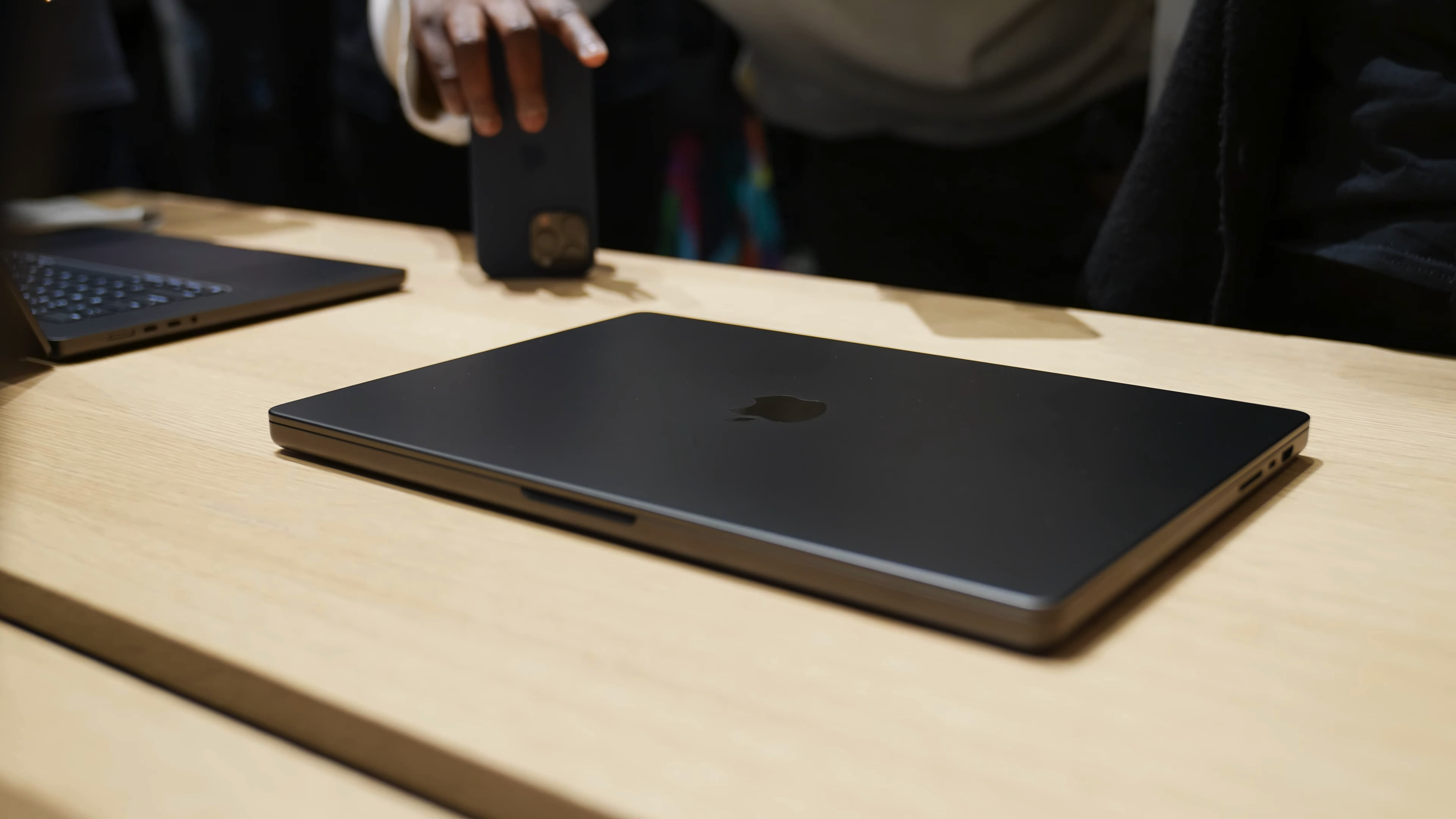 Le MacBook Pro en noir sidéral s’affiche sans (trop de) traces dans les ...