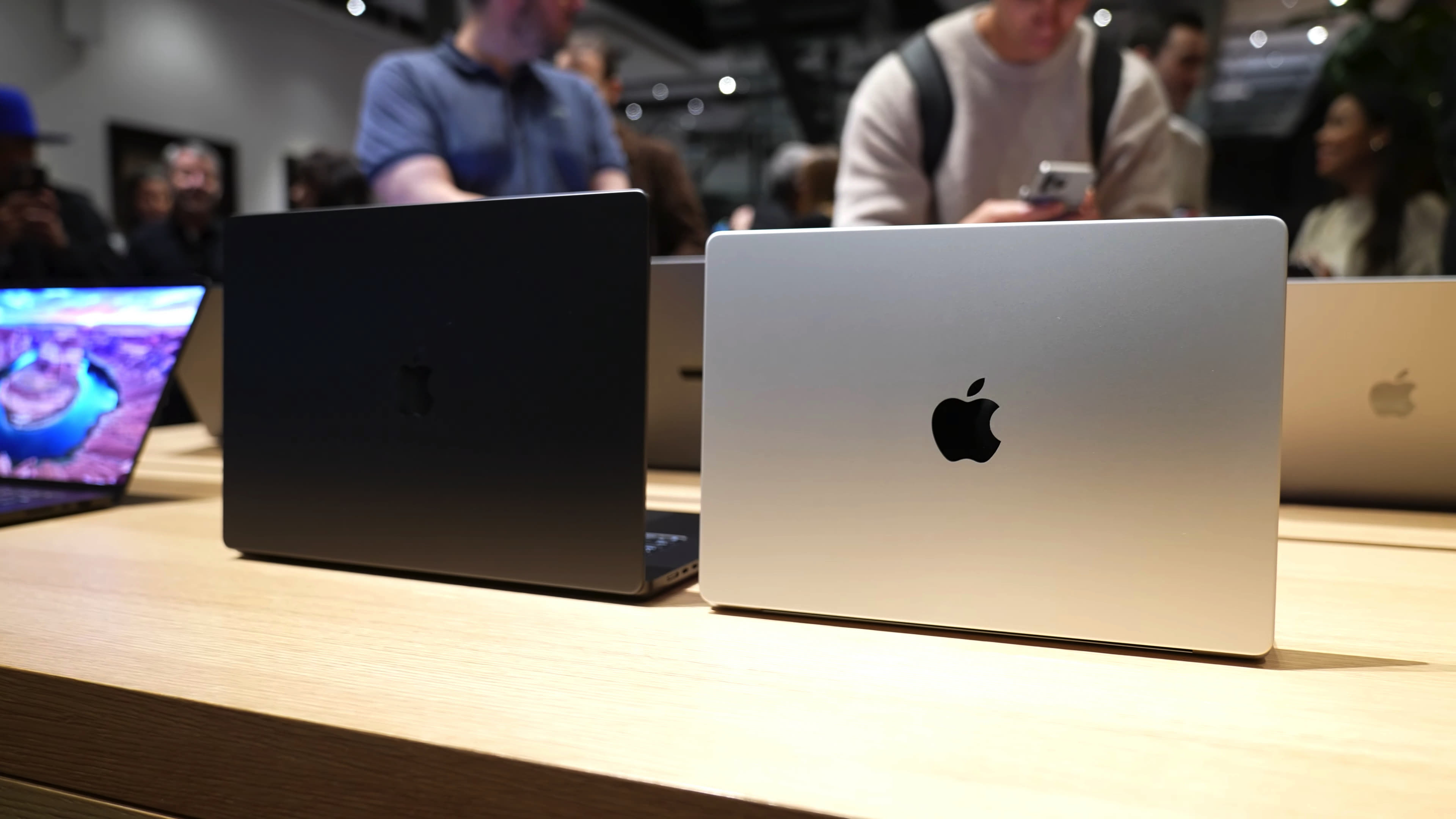 Le MacBook Pro en noir sidéral s’affiche sans (trop de) traces dans les ...