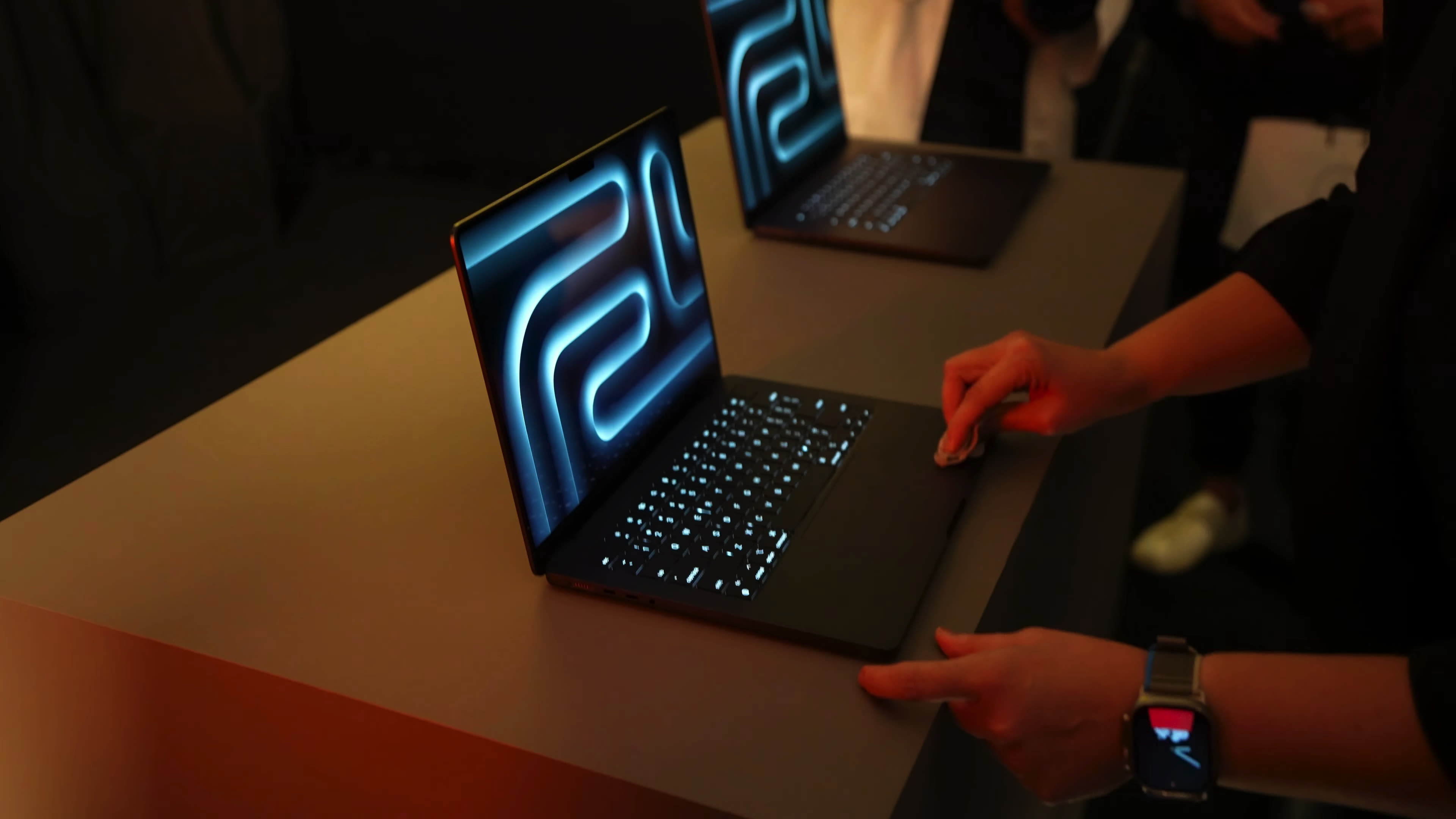 Le MacBook Pro en noir sidéral s’affiche sans (trop de) traces dans les ...