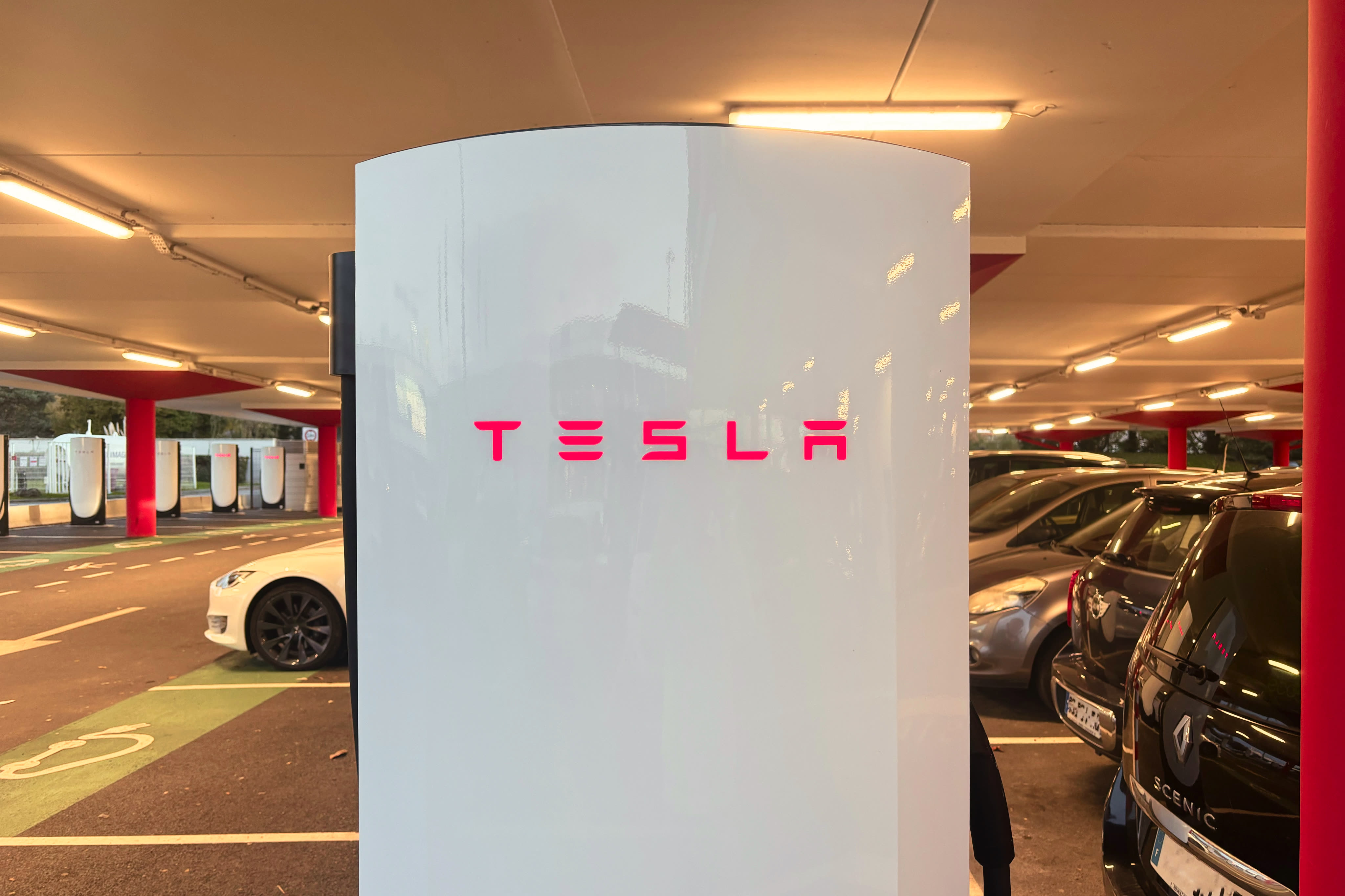 Elon Musk licencie l'équipe en charge des superchargeurs, pourtant l’un ...