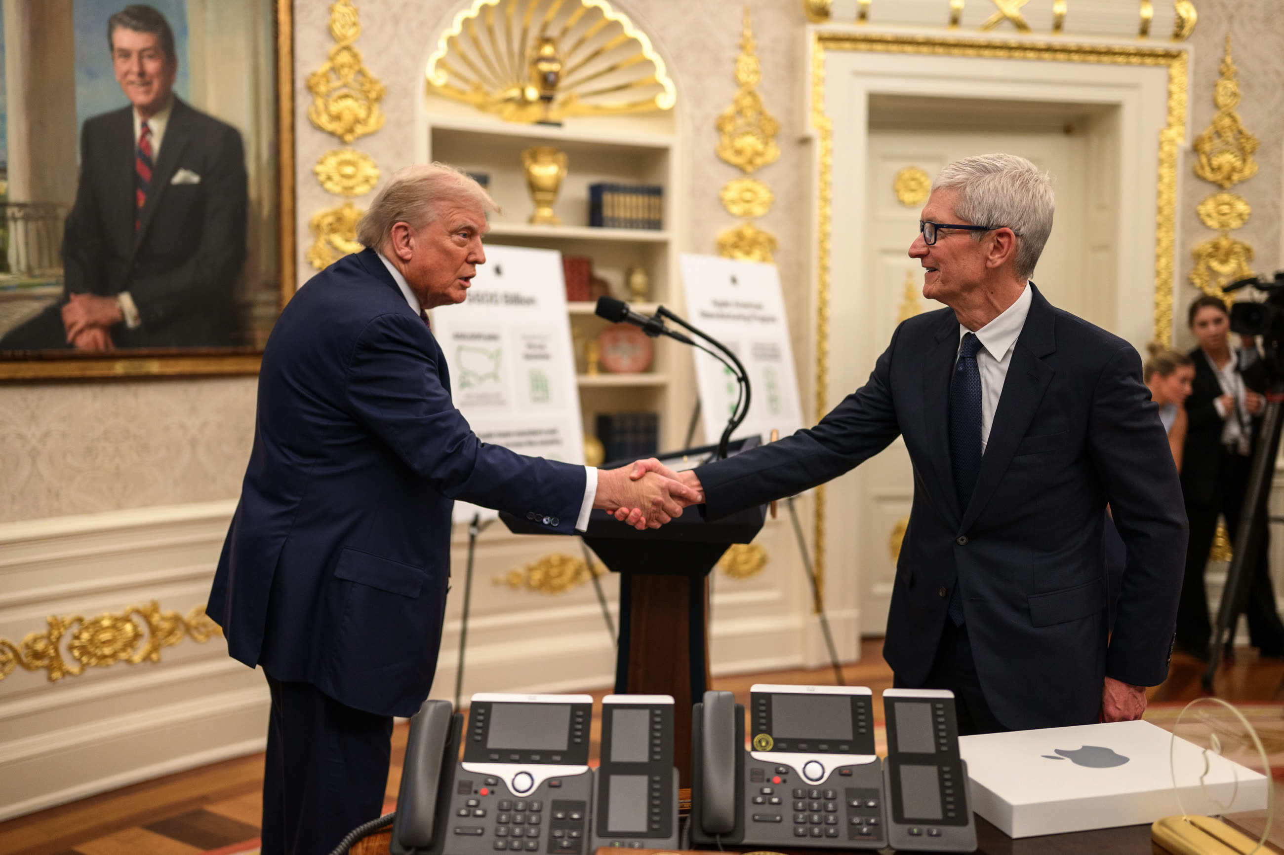 « Un type incroyable !!! » : Donald Trump rend hommage à Tim Cook à sa ...